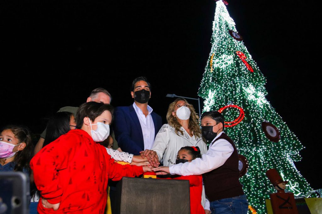 Familias de Reynosa disfrutan encendido del pino y los arreglos navideños, con la llegada de la ...